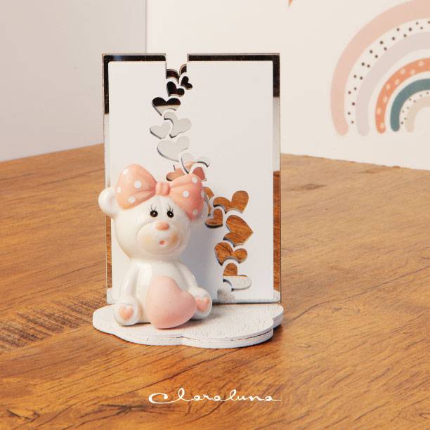 Orsetta con cuoricino rosa e sfondo con cuoricini - Ella Bomboniere